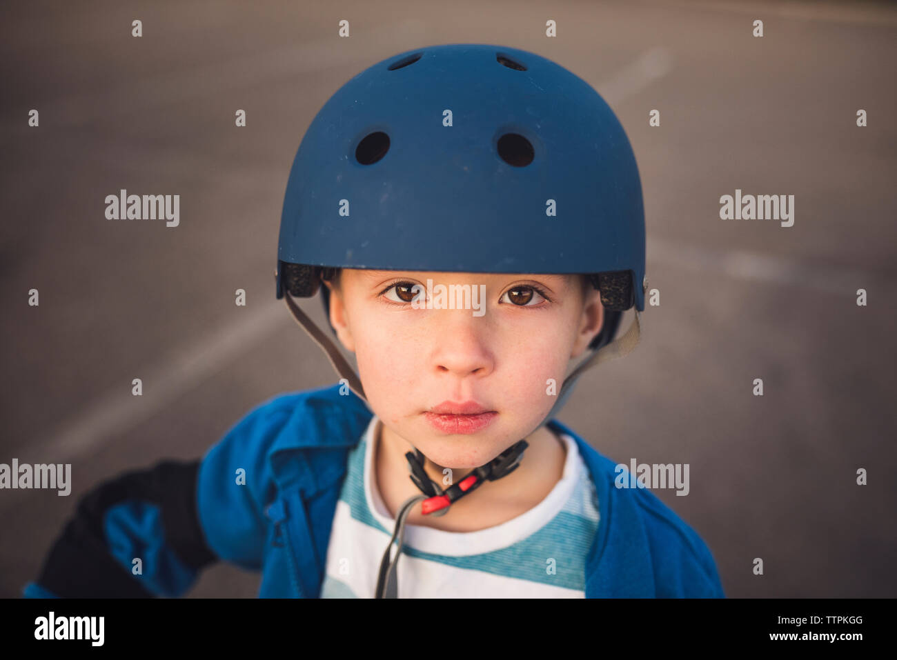 Boy wearing helmet -Fotos und -Bildmaterial in hoher Auflösung – Alamy
