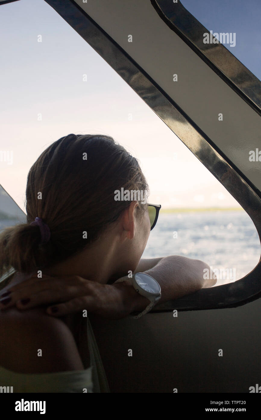 Frauen schauen aus dem fenster -Fotos und -Bildmaterial in hoher ...