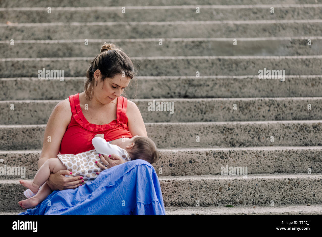 Breastfeeding baby -Fotos und -Bildmaterial in hoher Auflösung – Alamy