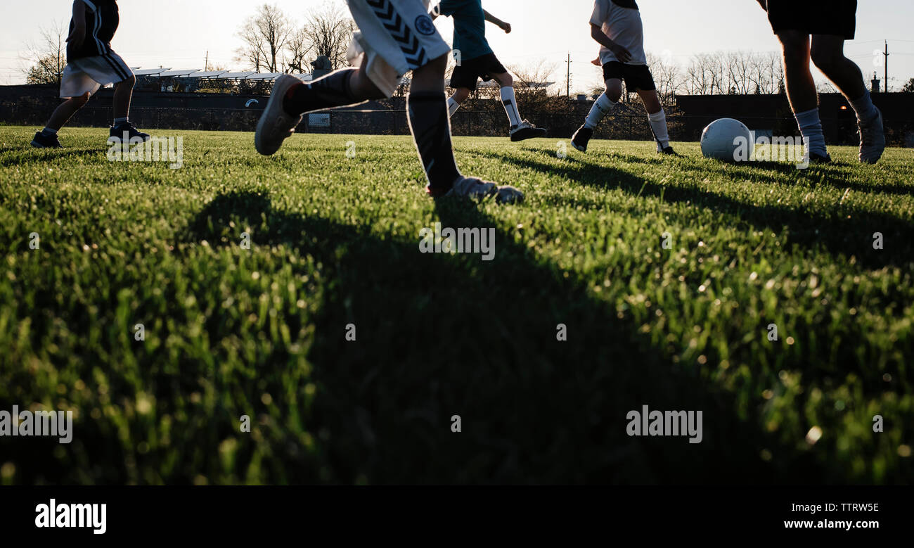 Kinder fussball -Fotos und -Bildmaterial in hoher Auflösung – Alamy