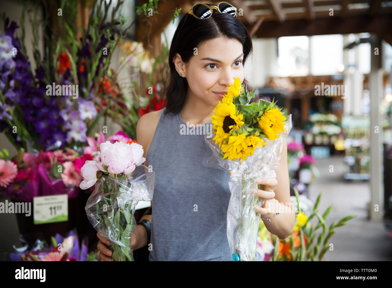 Frau riechende rosen -Fotos und -Bildmaterial in hoher Auflösung – Alamy
