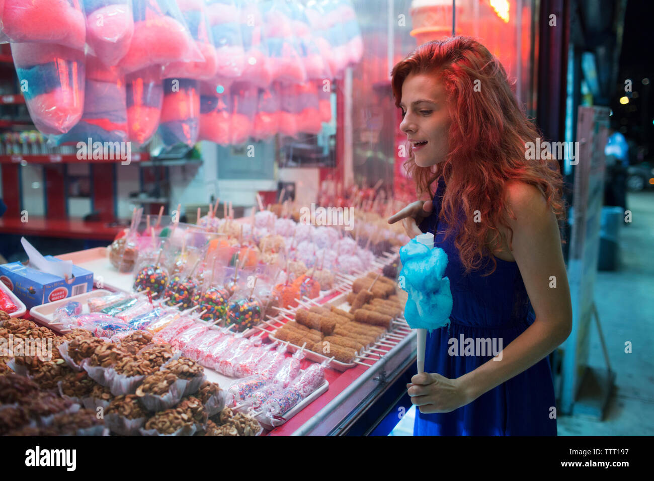 Neugierige frau -Fotos und -Bildmaterial in hoher Auflösung – Alamy