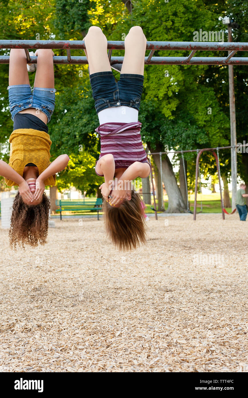 Hanging upside down -Fotos und -Bildmaterial in hoher Auflösung – Alamy