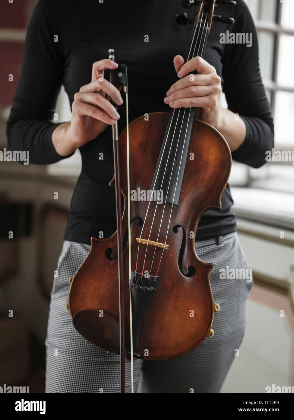 Violin standing -Fotos und -Bildmaterial in hoher Auflösung – Alamy