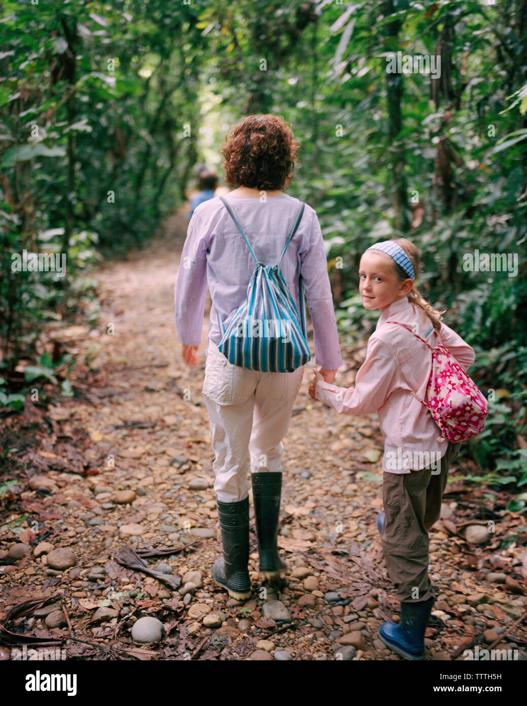 PERU, Regenwald des Amazonas, Südamerika, Lateinamerika, Hand cute girl ...