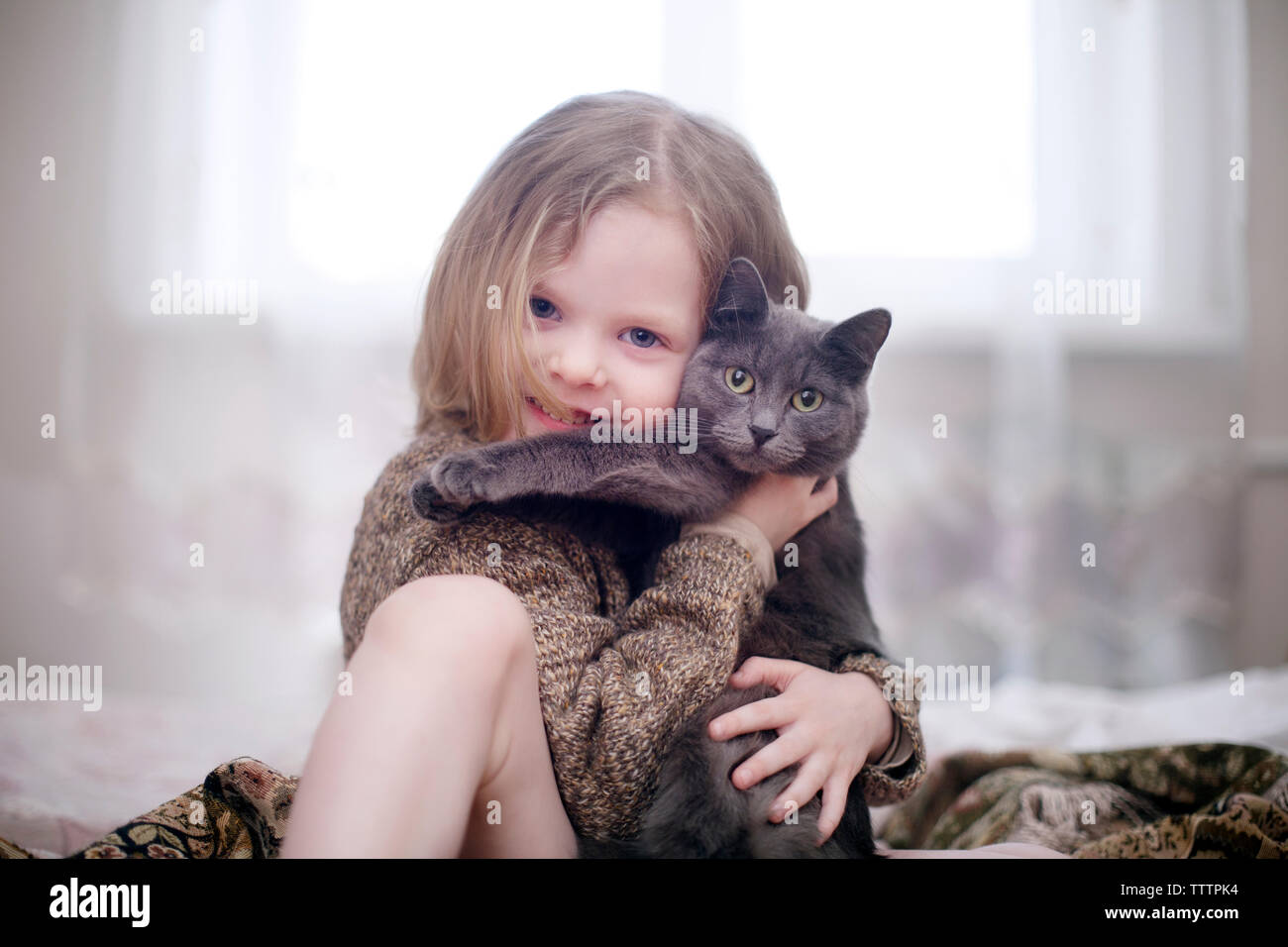 Mädchen mit katze -Fotos und -Bildmaterial in hoher Auflösung – Alamy