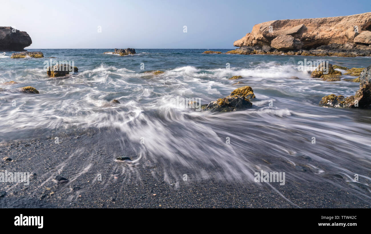Rocks black stone beach ocean -Fotos und -Bildmaterial in hoher ...