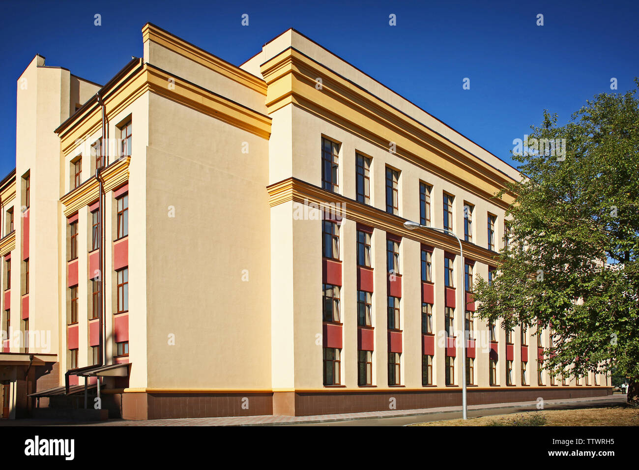 Modern school building -Fotos und -Bildmaterial in hoher Auflösung – Alamy