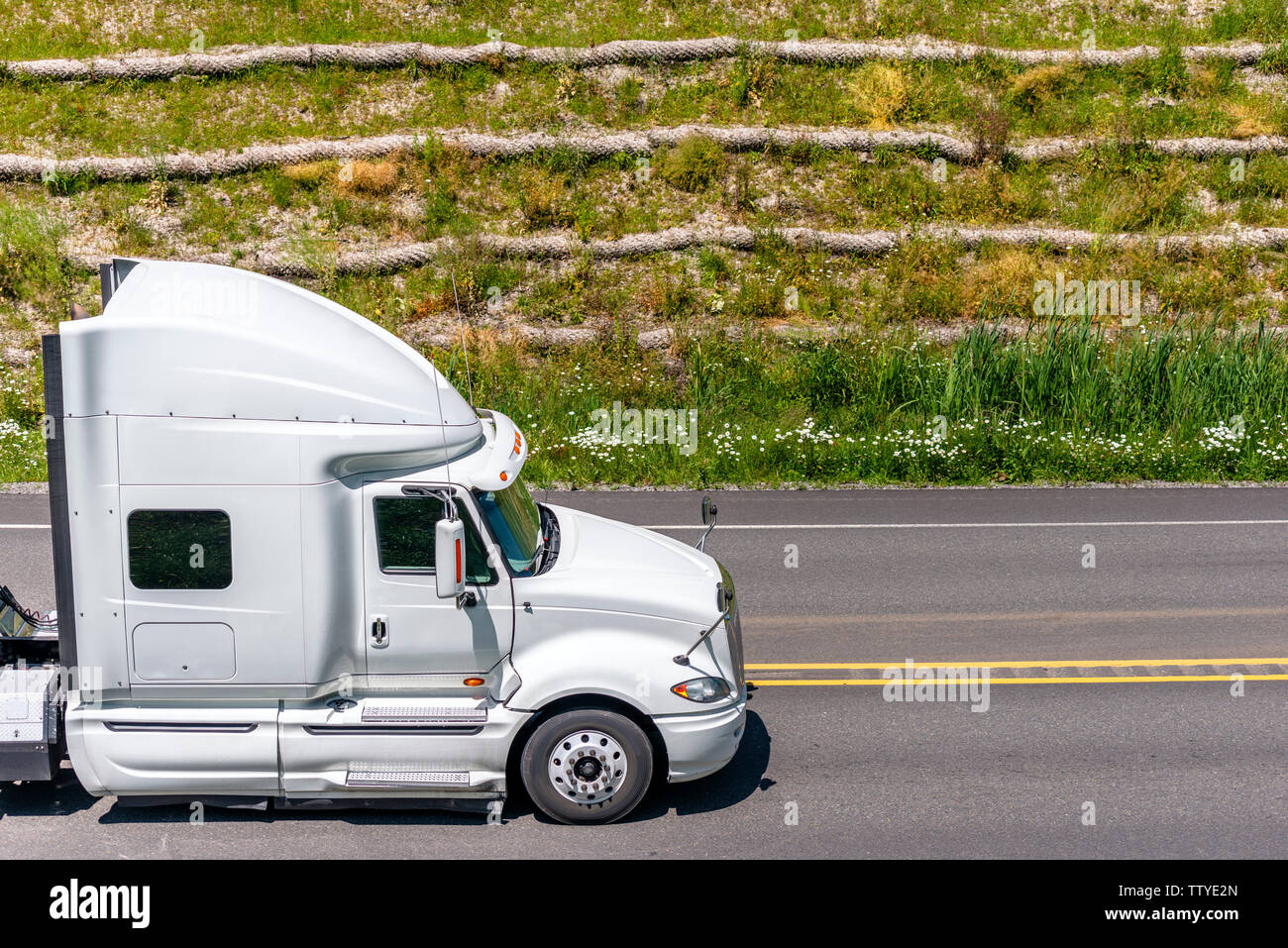 Lange weiße Big Rig Semi Truck mit hoher Kabine für LKW-Fahrer Komfort ...