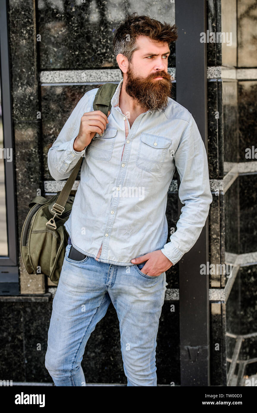 Tragen Dinge in Big Bag auf der Schulter. Muskulösen Mann mit Bart und ...