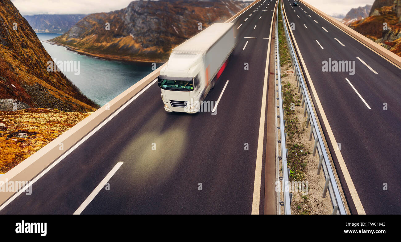 Die Strecke der Autobahn mit einer LKW-Ladung Stockfotografie - Alamy