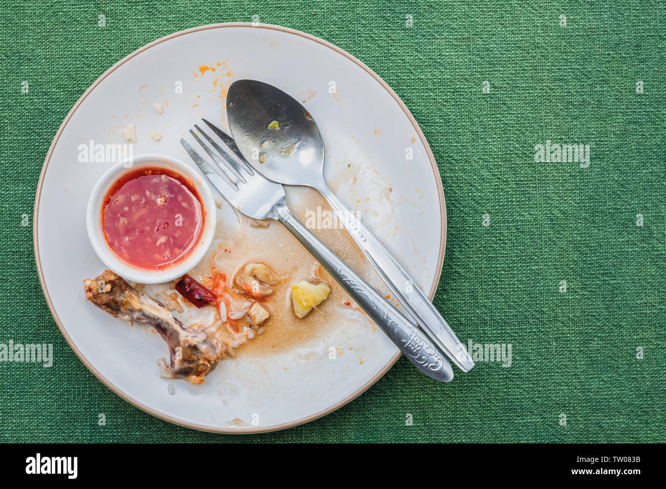 Geschirr Auf Dem Tisch Nach Dem Essen Stockfotos und -bilder Kaufen - Alamy