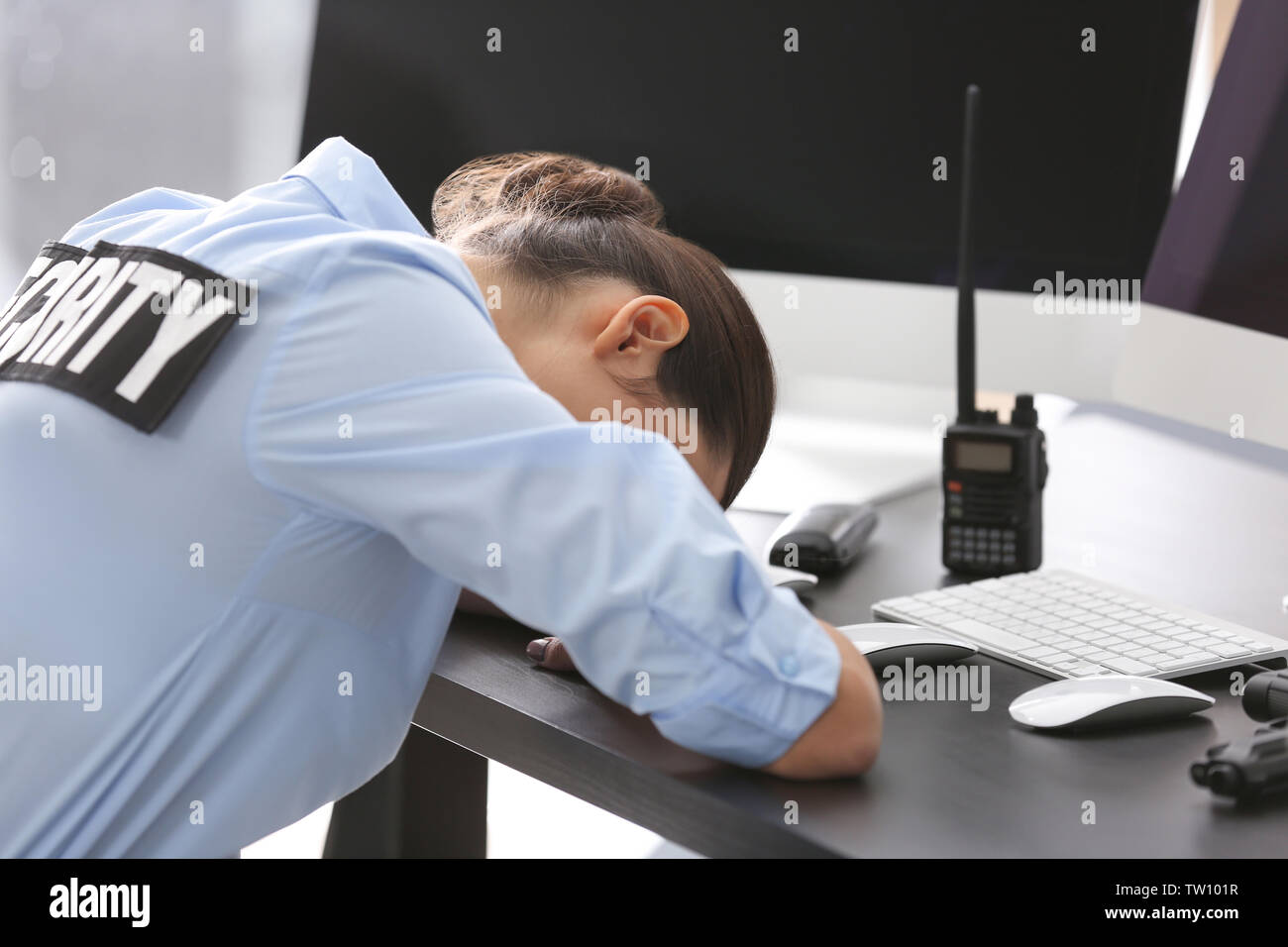 Sleeping security guard -Fotos und -Bildmaterial in hoher Auflösung – Alamy