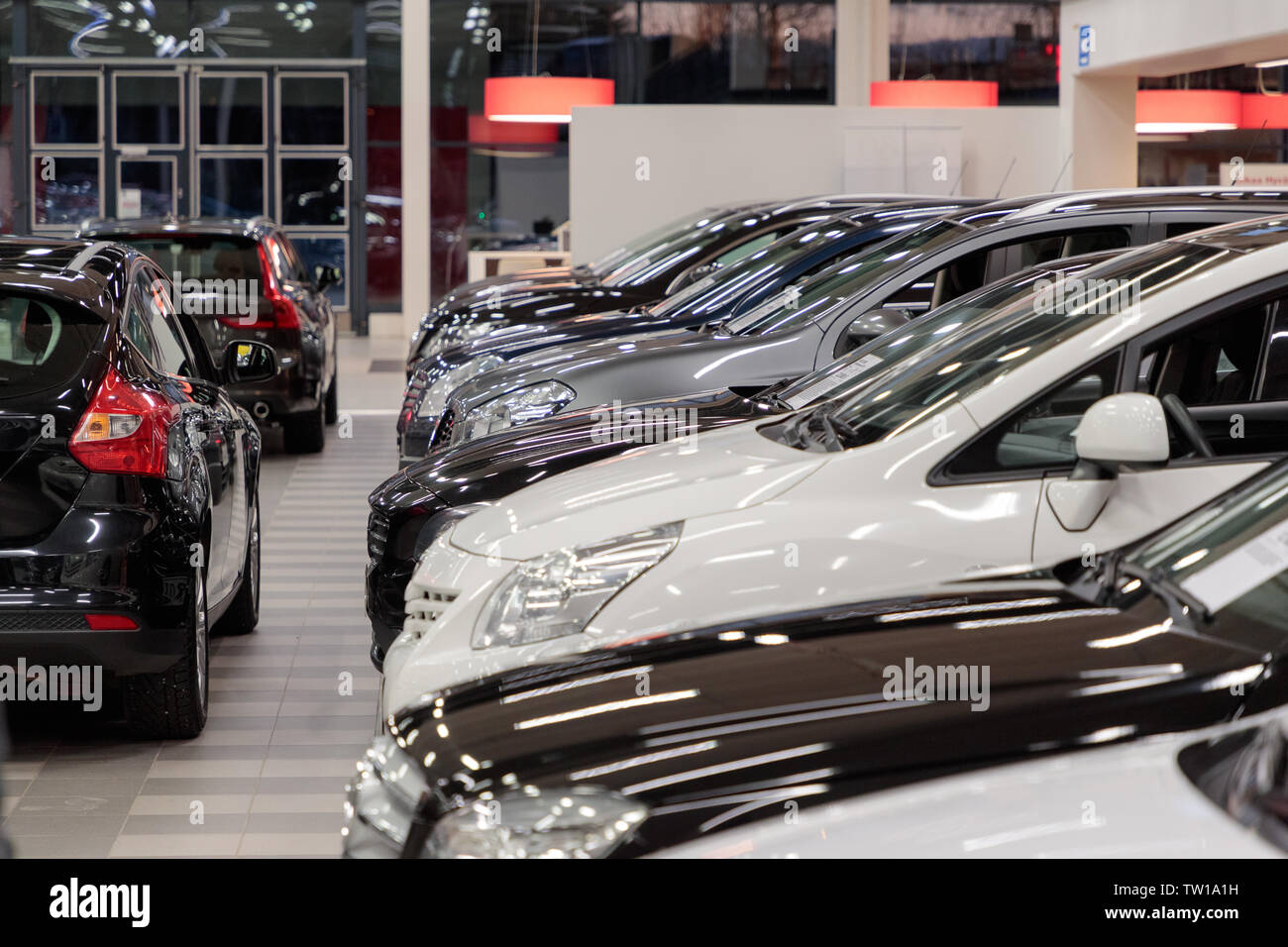 Row of cars showroom -Fotos und -Bildmaterial in hoher Auflösung – Alamy