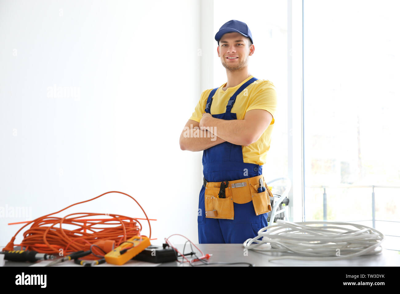 Junger elektriker -Fotos und -Bildmaterial in hoher Auflösung – Alamy