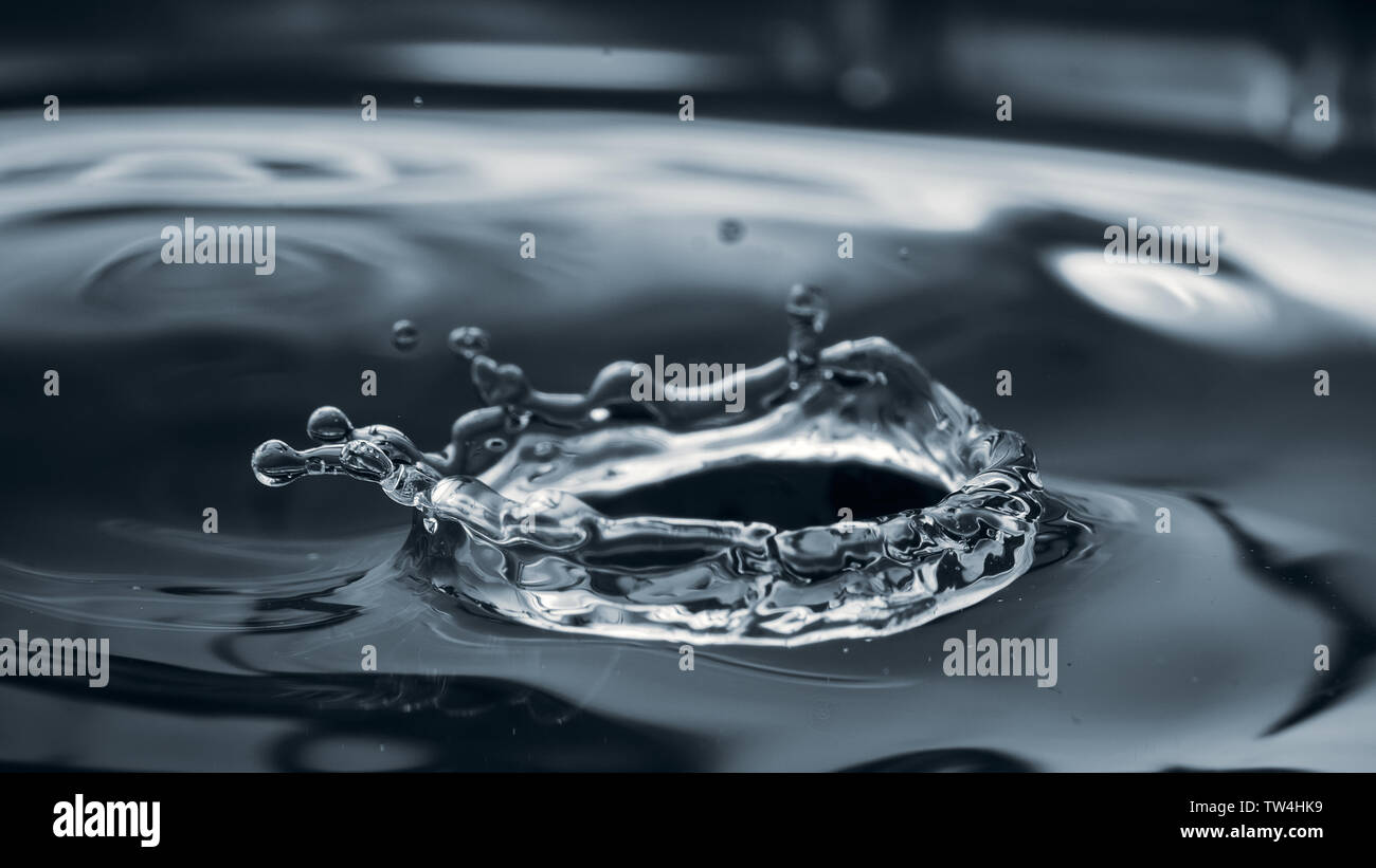 Trinke wasserduschenregen -Fotos und -Bildmaterial in hoher Auflösung ...