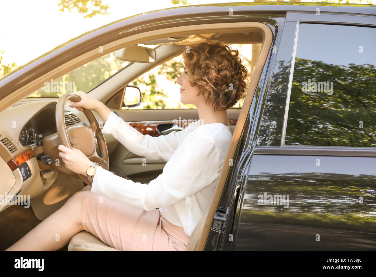 Frau im rock beim auto fahren -Fotos und -Bildmaterial in hoher ...