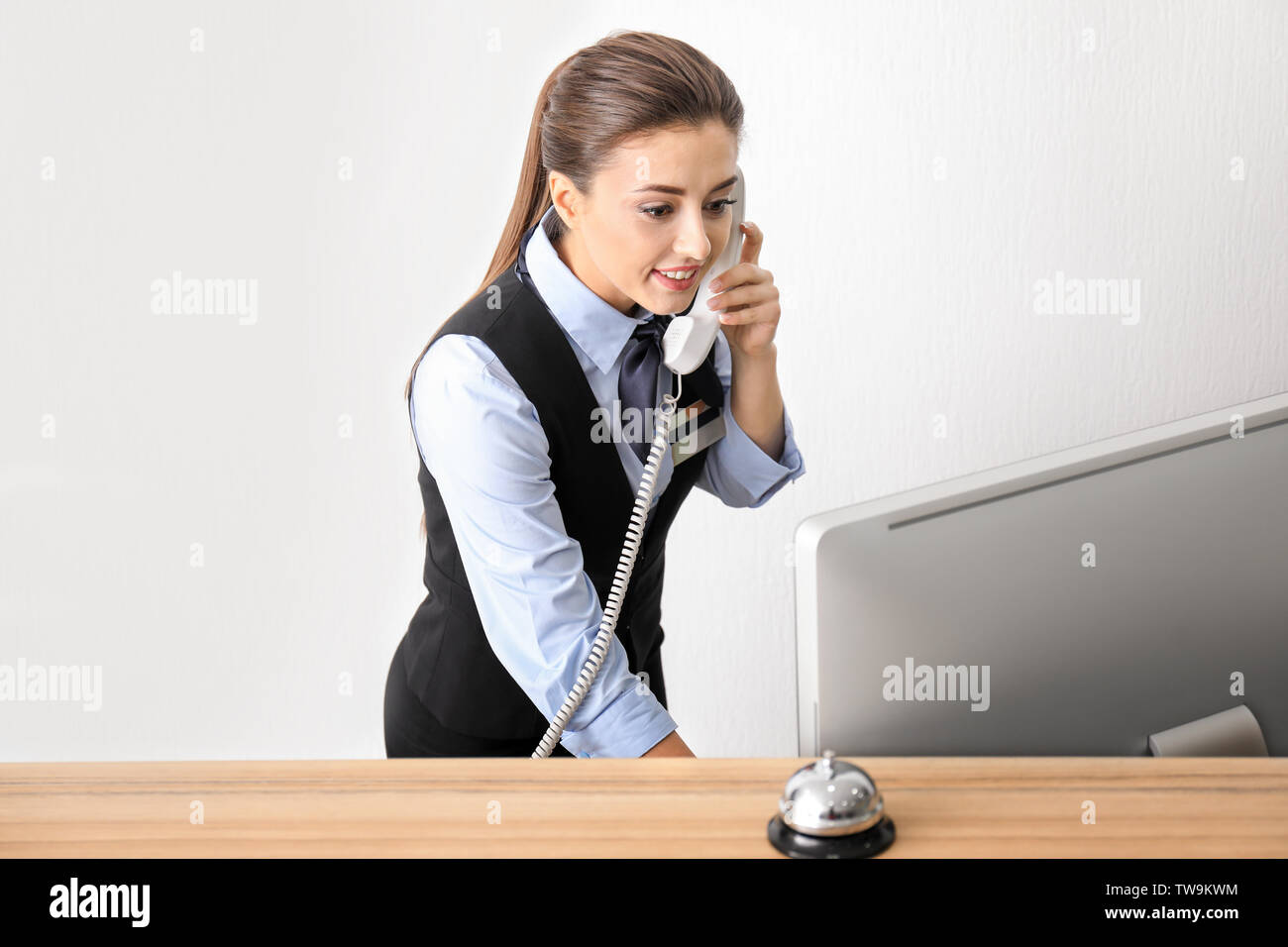 Female receptionist -Fotos und -Bildmaterial in hoher Auflösung – Alamy