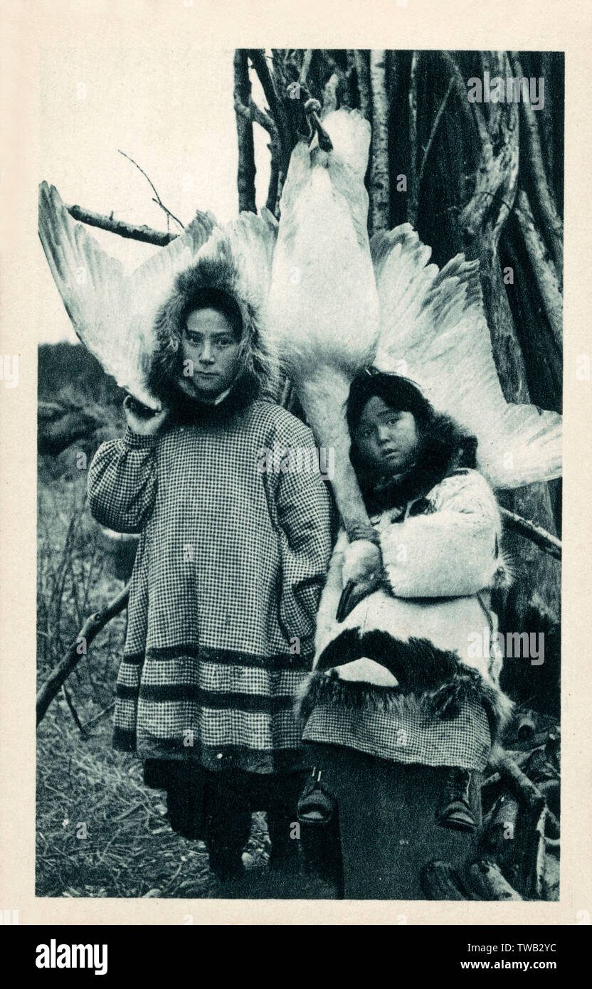 Zwei junge Eskimo (Inuit)-Kinder mit einer gefangenen Gans ...
