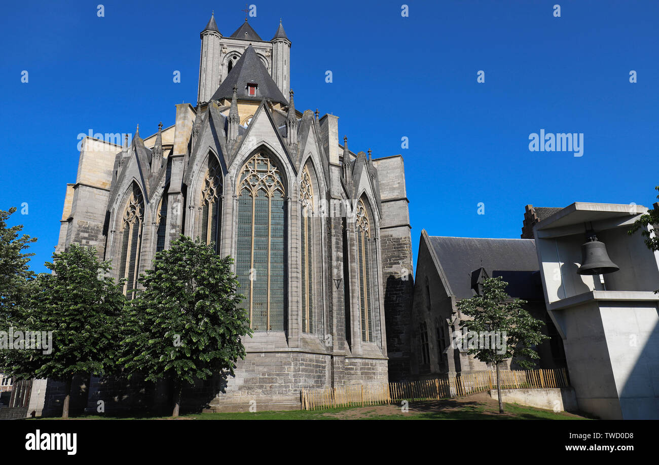 Zurück Blick auf den Platz und Park in der Nähe von St. Bavo Kathedrale ...