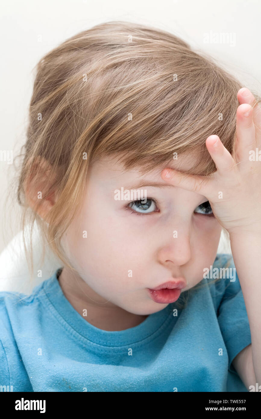 Lustig, nachdenklich, emotionale weißes Kind Mädchen Gesicht ...