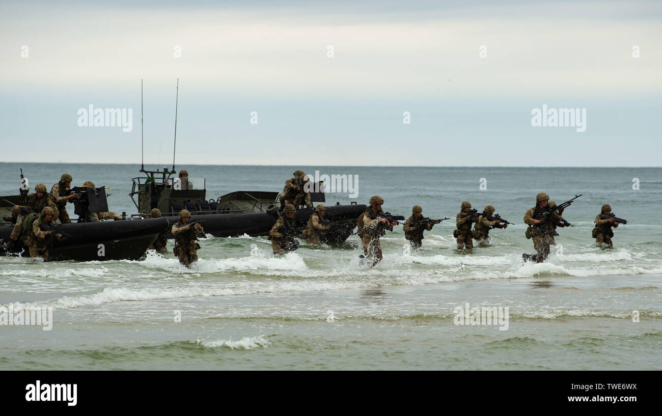 45 commando royal marines -Fotos und -Bildmaterial in hoher Auflösung ...