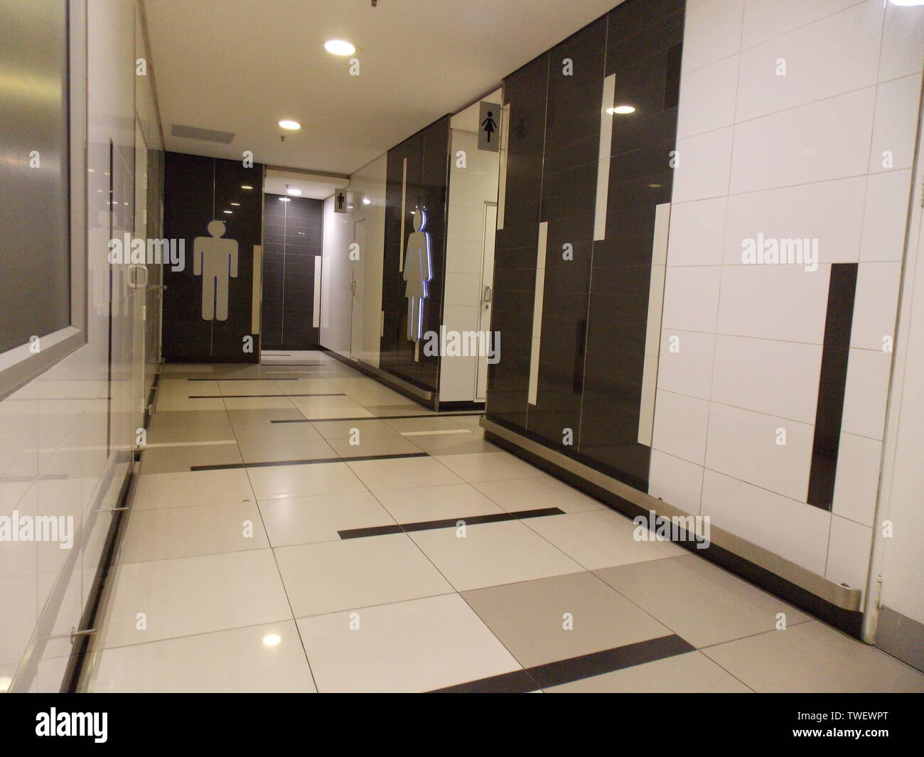 Moderner toilettenblock -Fotos und -Bildmaterial in hoher Auflösung – Alamy