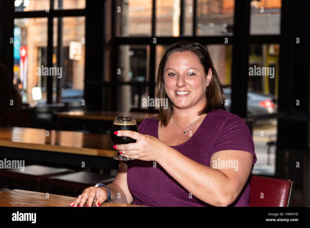 Frau in einer bar -Fotos und -Bildmaterial in hoher Auflösung – Alamy