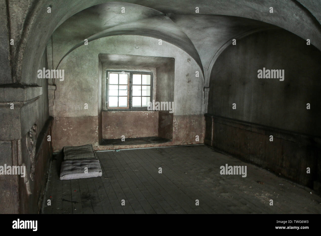 Der Innenraum eines verlassenen, alten Haus mit einer Matratze zum ...
