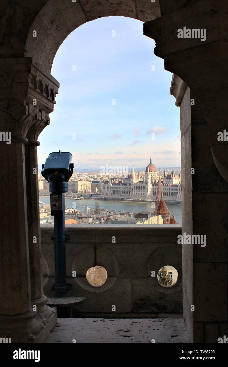 Blick durch einen Torbogen am Fisherman's Bastion, das auf der Buda ...