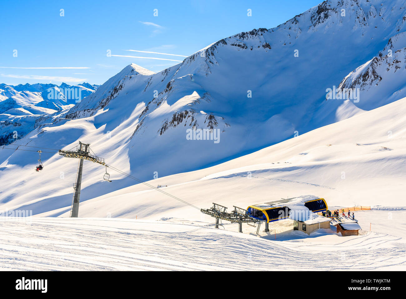 Sessellift Station auf Skipiste und erstaunliche Österreichische Alpen ...