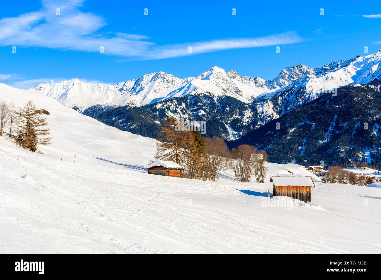 Holz- und Berghütten mit Dächern im Schnee auf der Piste in den ...