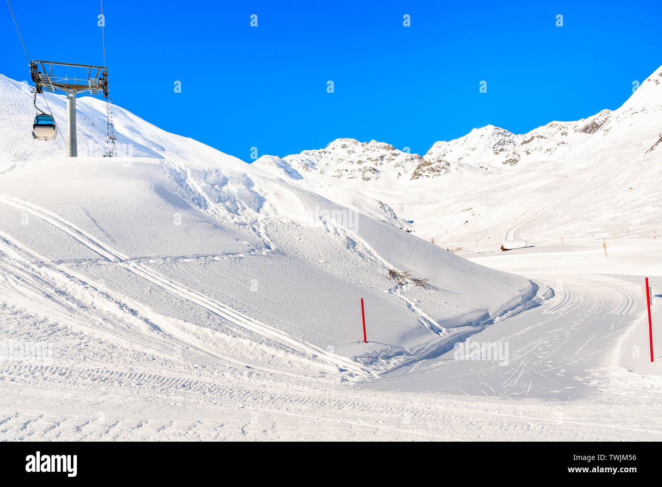 Blick auf die Skipiste und erstaunliche Österreichische Alpen im ...