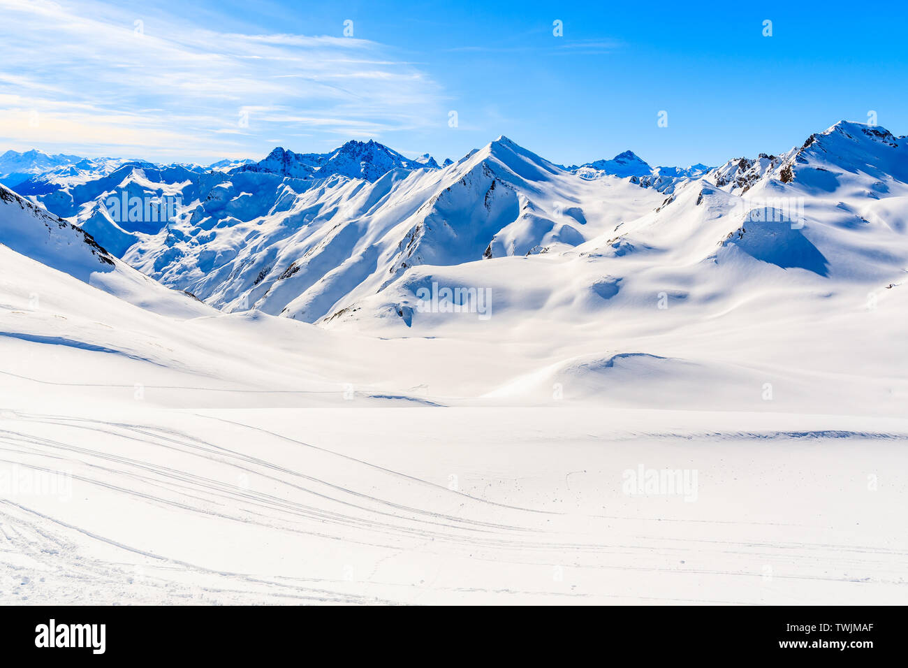Blick auf die Skipiste und erstaunliche Österreichische Alpen im ...