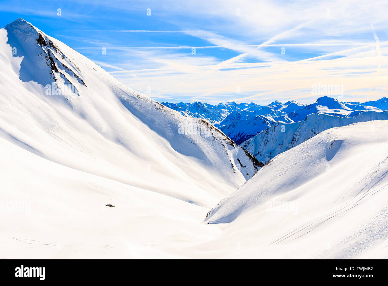 Blick auf die Skipiste und erstaunliche Österreichische Alpen im ...