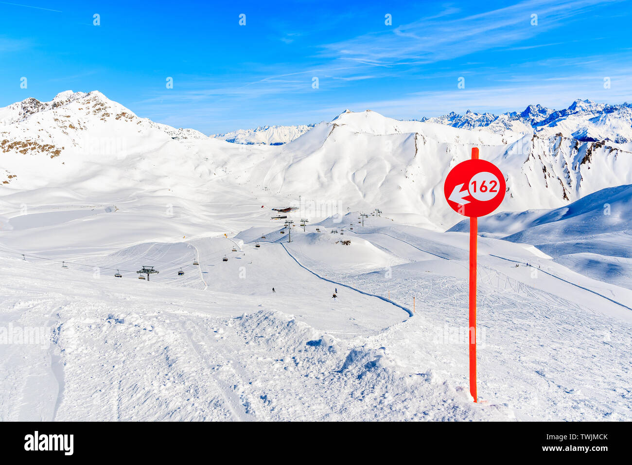 Blick auf die Skipiste und erstaunliche Österreichische Alpen im ...