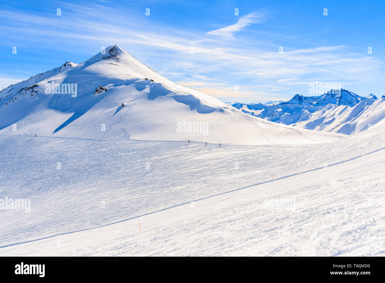 Blick auf die Skipiste und erstaunliche Österreichische Alpen im ...