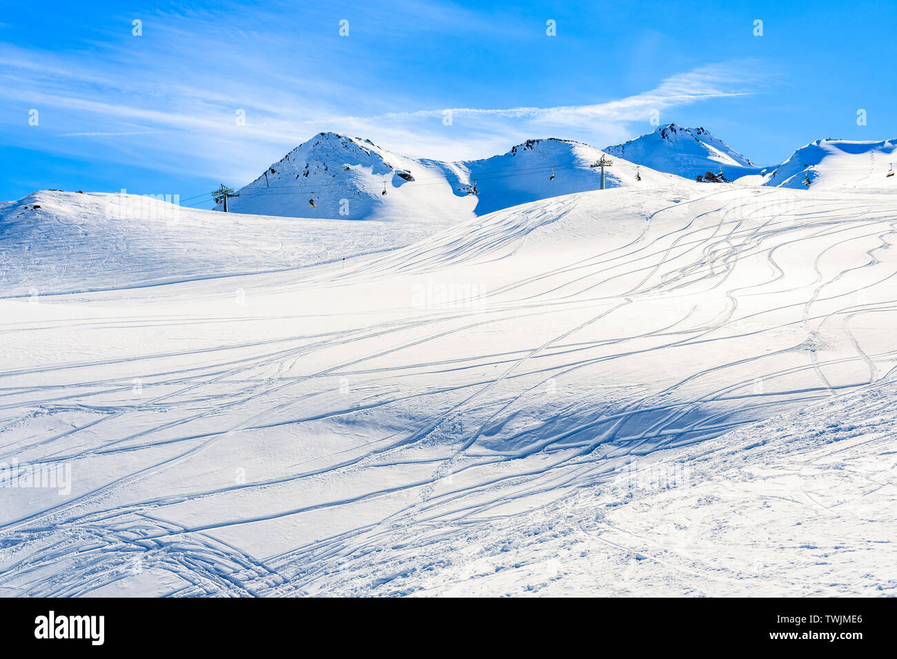 Blick auf die Skipiste und erstaunliche Österreichische Alpen im ...