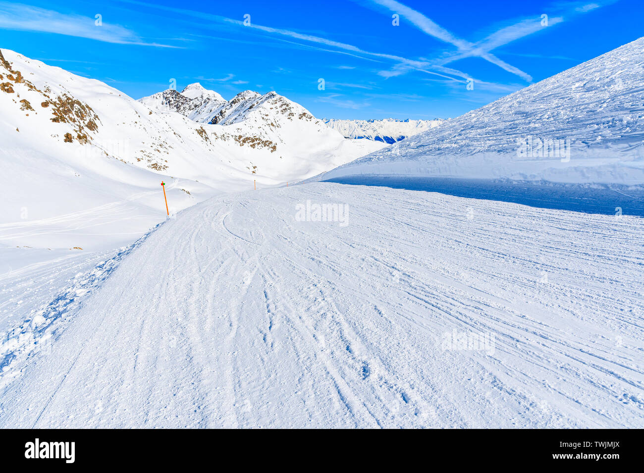Blick auf die Skipiste und erstaunliche Österreichische Alpen im ...