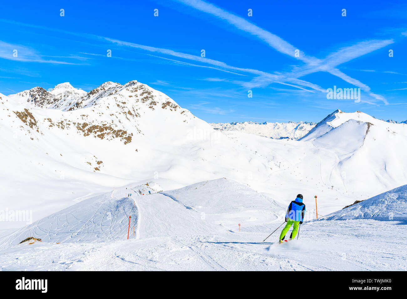 Blick auf die Skipiste und erstaunliche Österreichische Alpen im ...