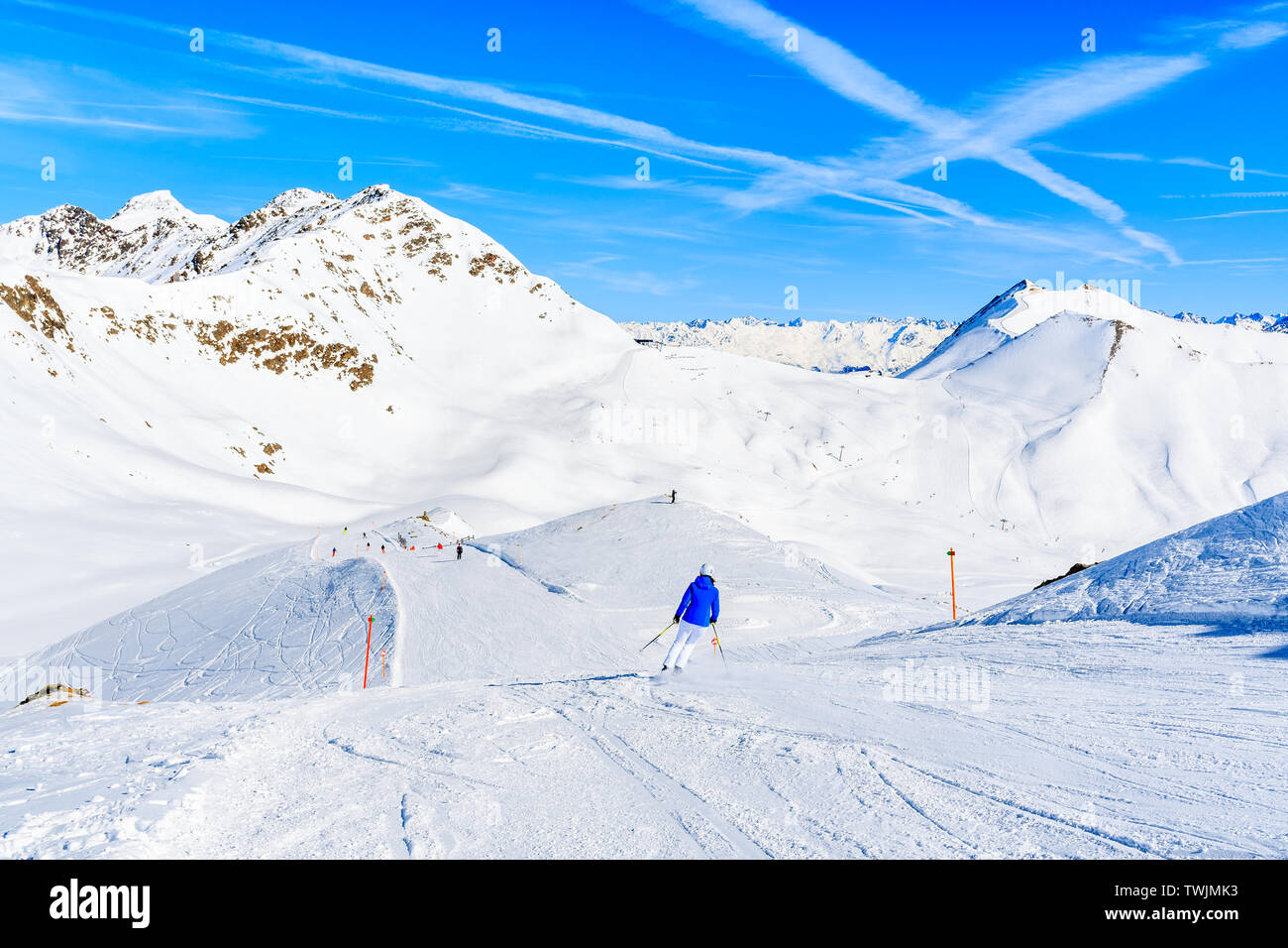 Blick auf die Skipiste und erstaunliche Österreichische Alpen im ...