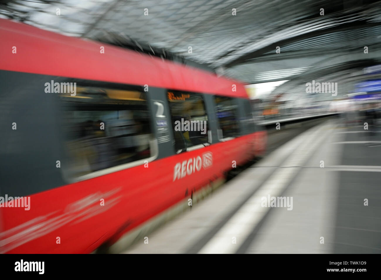 Roter regionalzug -Fotos und -Bildmaterial in hoher Auflösung – Alamy