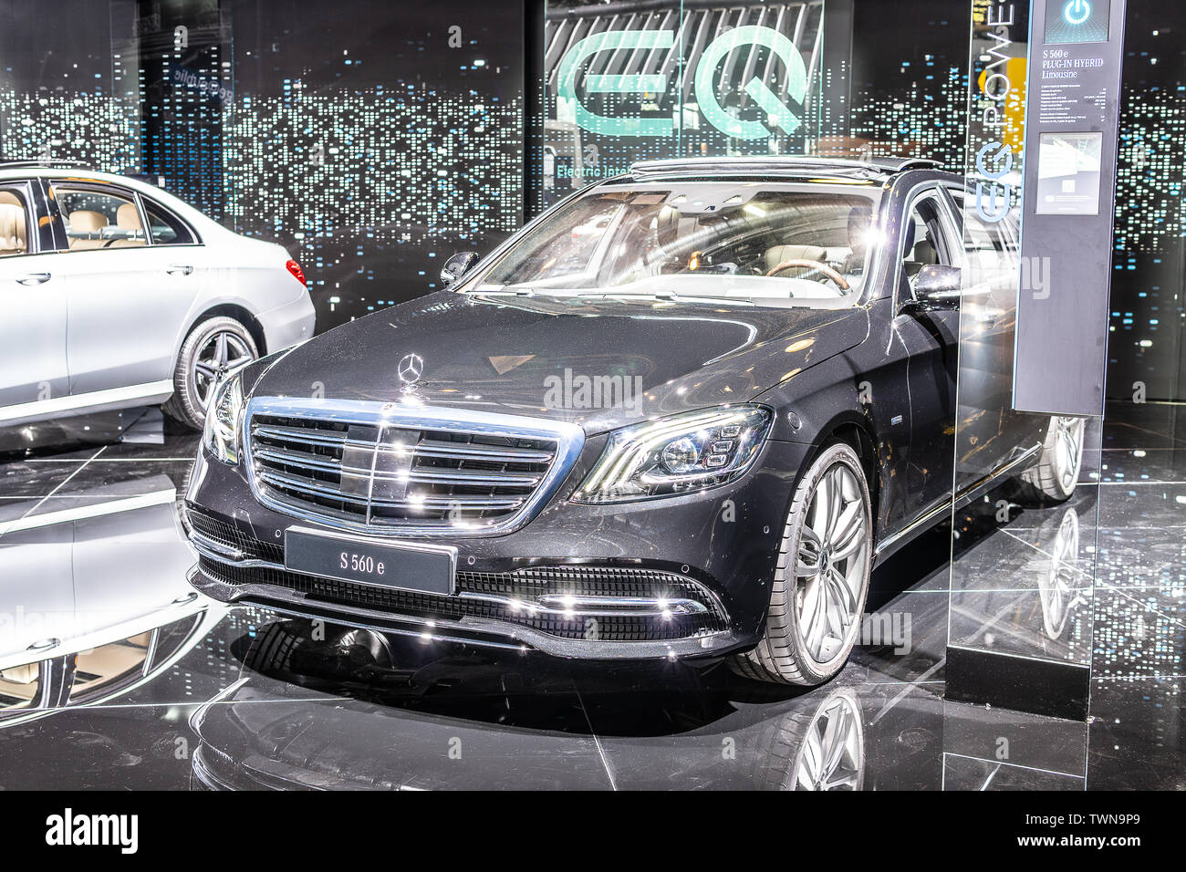 Paris, Frankreich, Okt 2018 Mercedes-Maybach S 560E 4MATIC-Plug-in ...