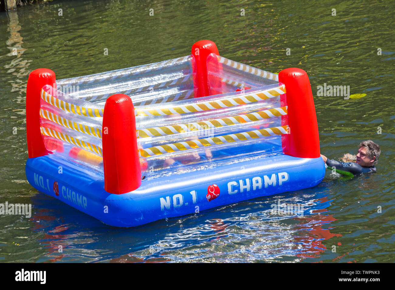 Boxring aufblasbar -Fotos und -Bildmaterial in hoher Auflösung – Alamy