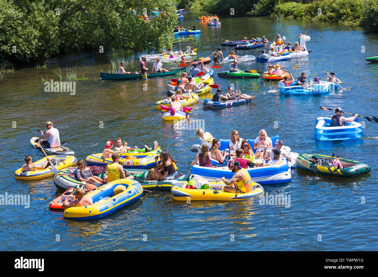 Flottille von schlauchbooten -Fotos und -Bildmaterial in hoher ...
