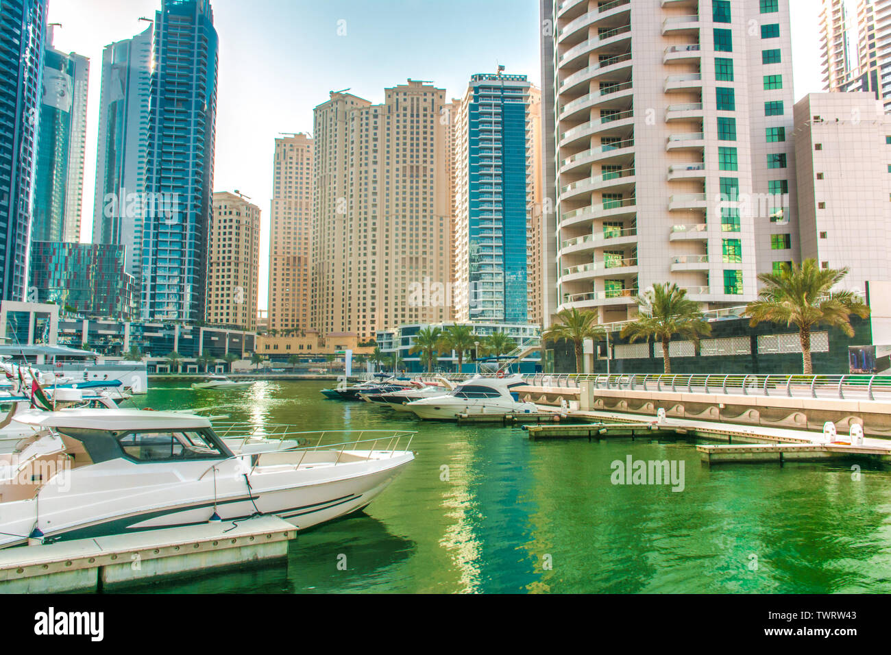 Moderne architektur dubai -Fotos und -Bildmaterial in hoher Auflösung ...