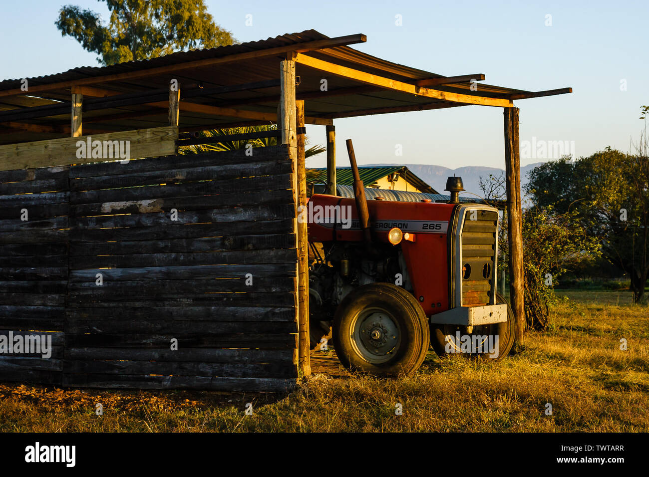 Africa tractor -Fotos und -Bildmaterial in hoher Auflösung – Alamy
