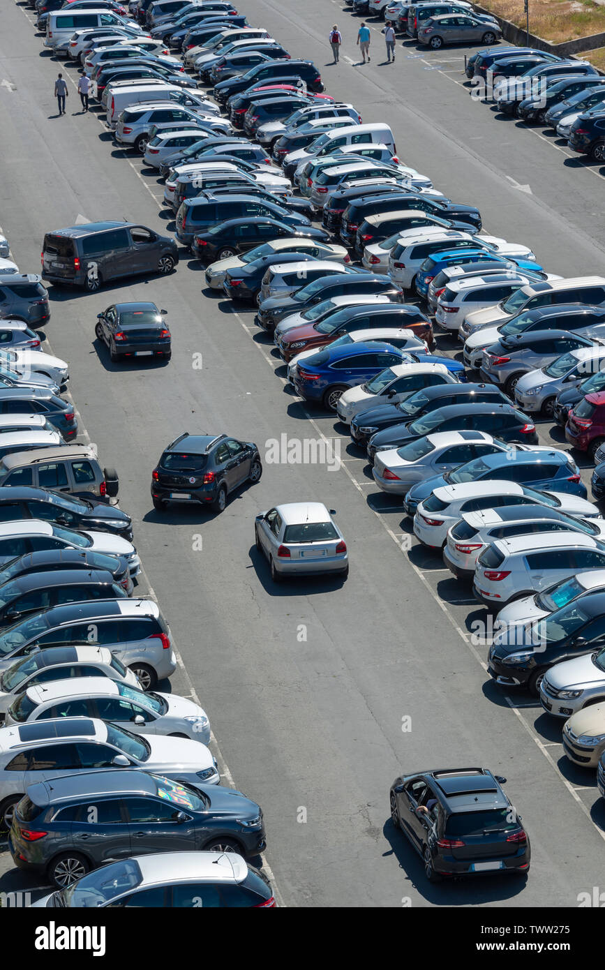 Volle parkende autos -Fotos und -Bildmaterial in hoher Auflösung – Alamy