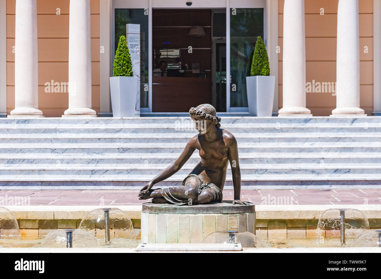 Statue monaco -Fotos und -Bildmaterial in hoher Auflösung – Alamy