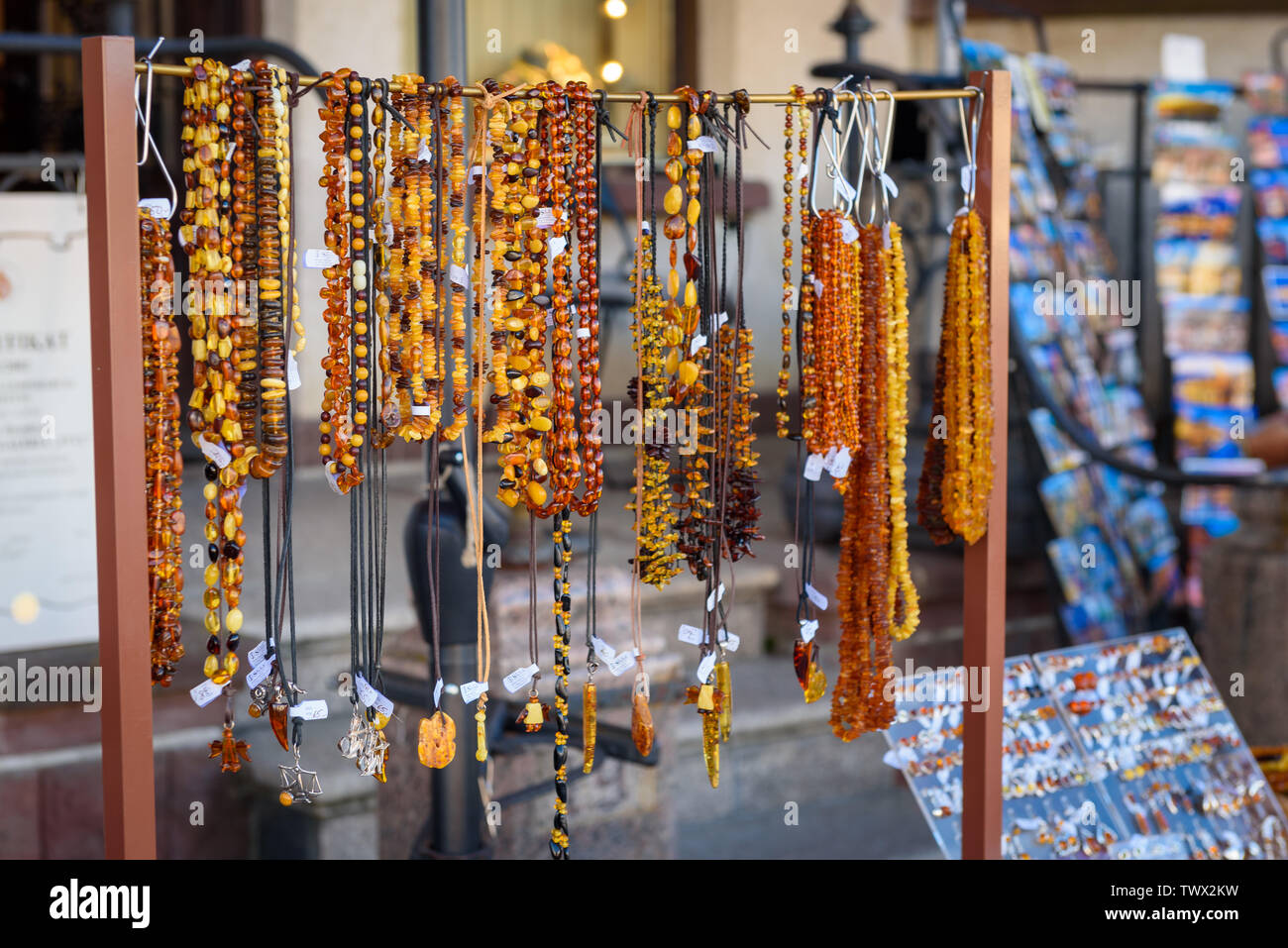Polish amber stone -Fotos und -Bildmaterial in hoher Auflösung – Alamy